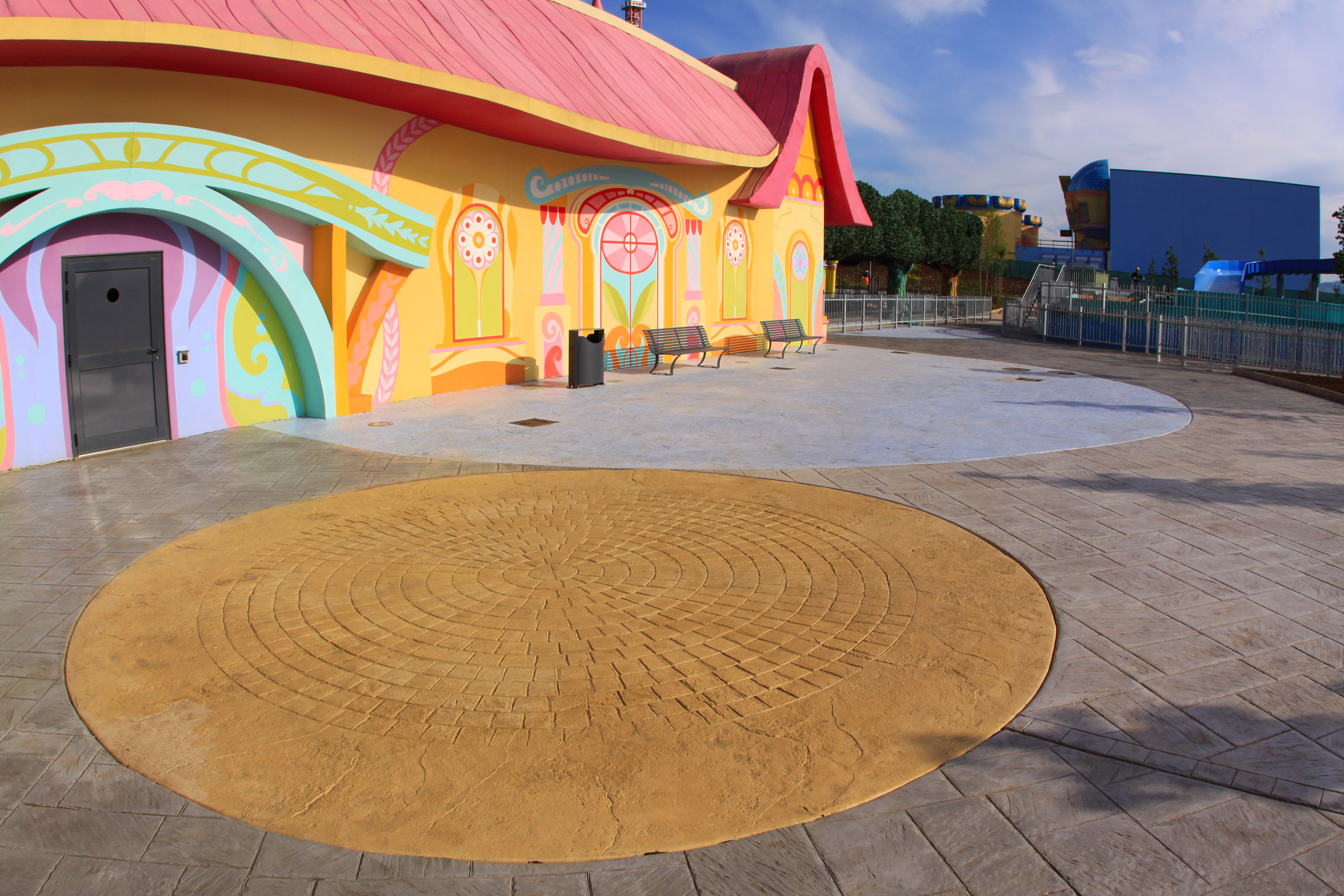 Resistente en scenografische vloeren en bekledingen voor pretparken ...